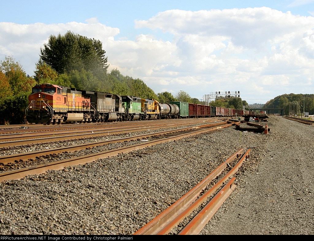 BNSF 4776, QNSL 225, BNSF 2138, and BNSF 4218
